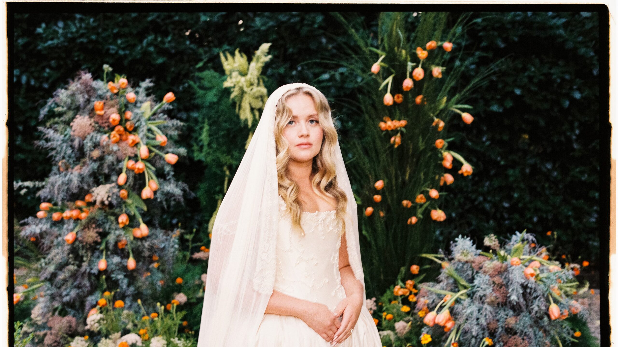 La novia lució un vestido de novia inspirado en el Art Nouveau, adornado con perlas, durante su ...