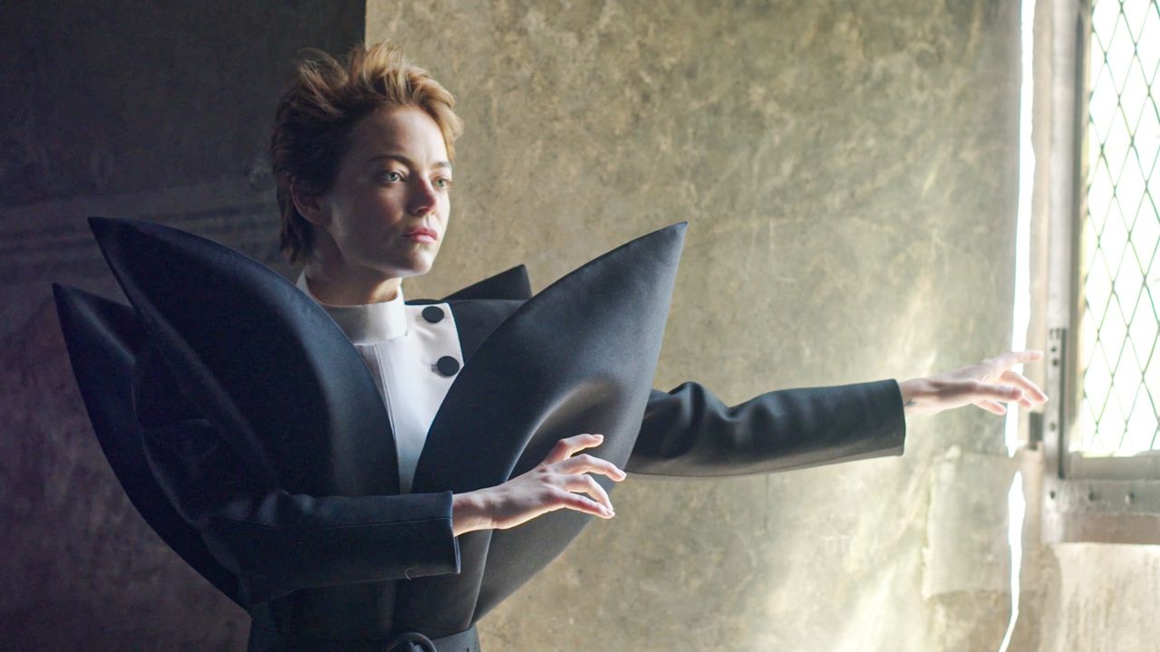 La Amistad Real entre Emma Stone y Nicolas Ghesquière Brilla en la ...